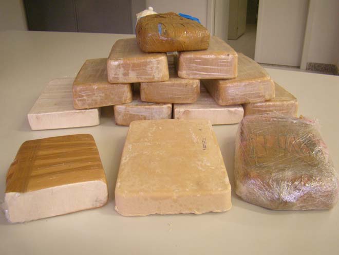 PM apreende um quilo de pasta base de cocaína em Costa Marques ...